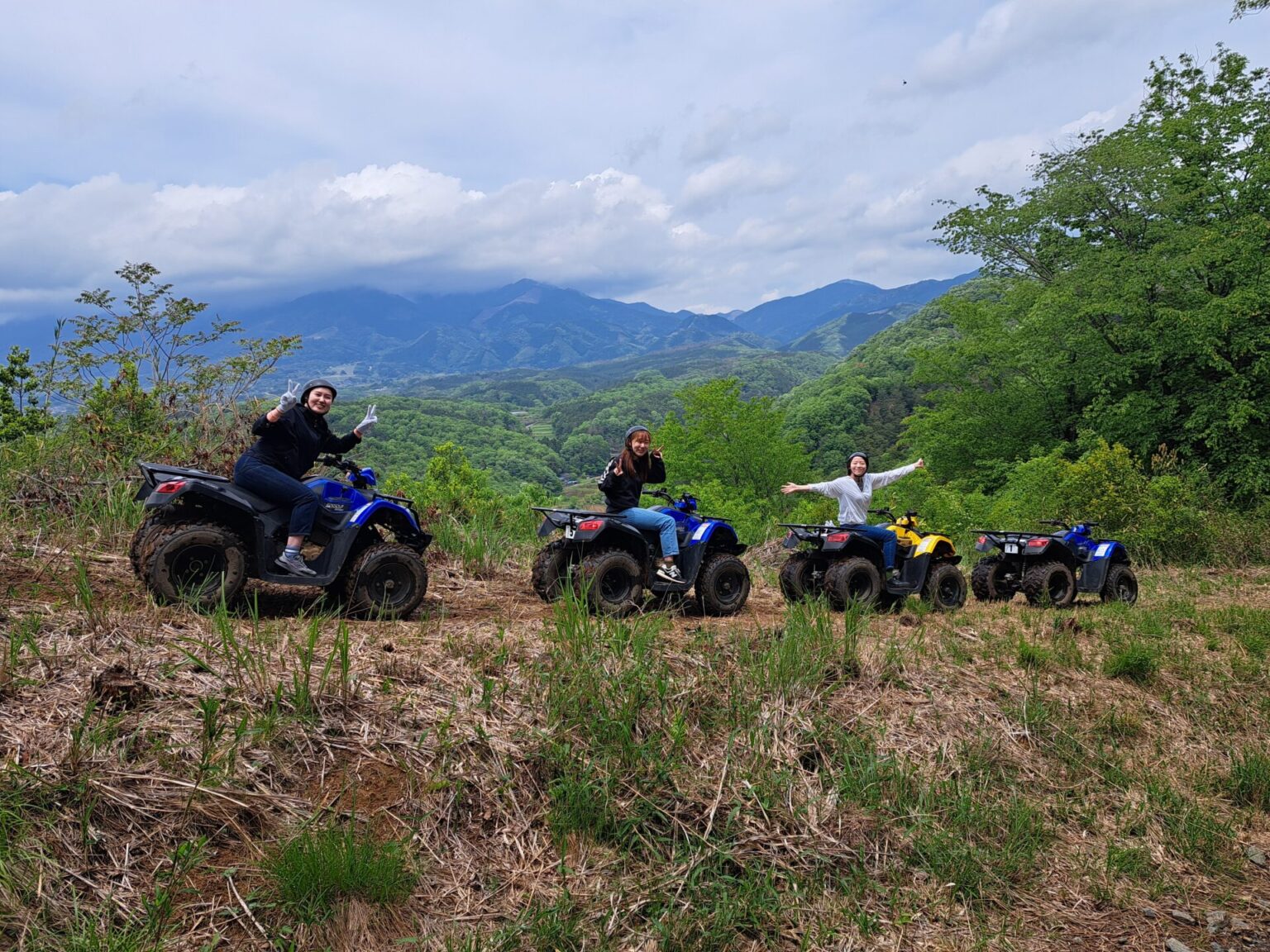 広島から女性3人組 – 岡山県で四輪バギー体験・レンタル・アクテビティ nagi riverside base (レジャー施設)